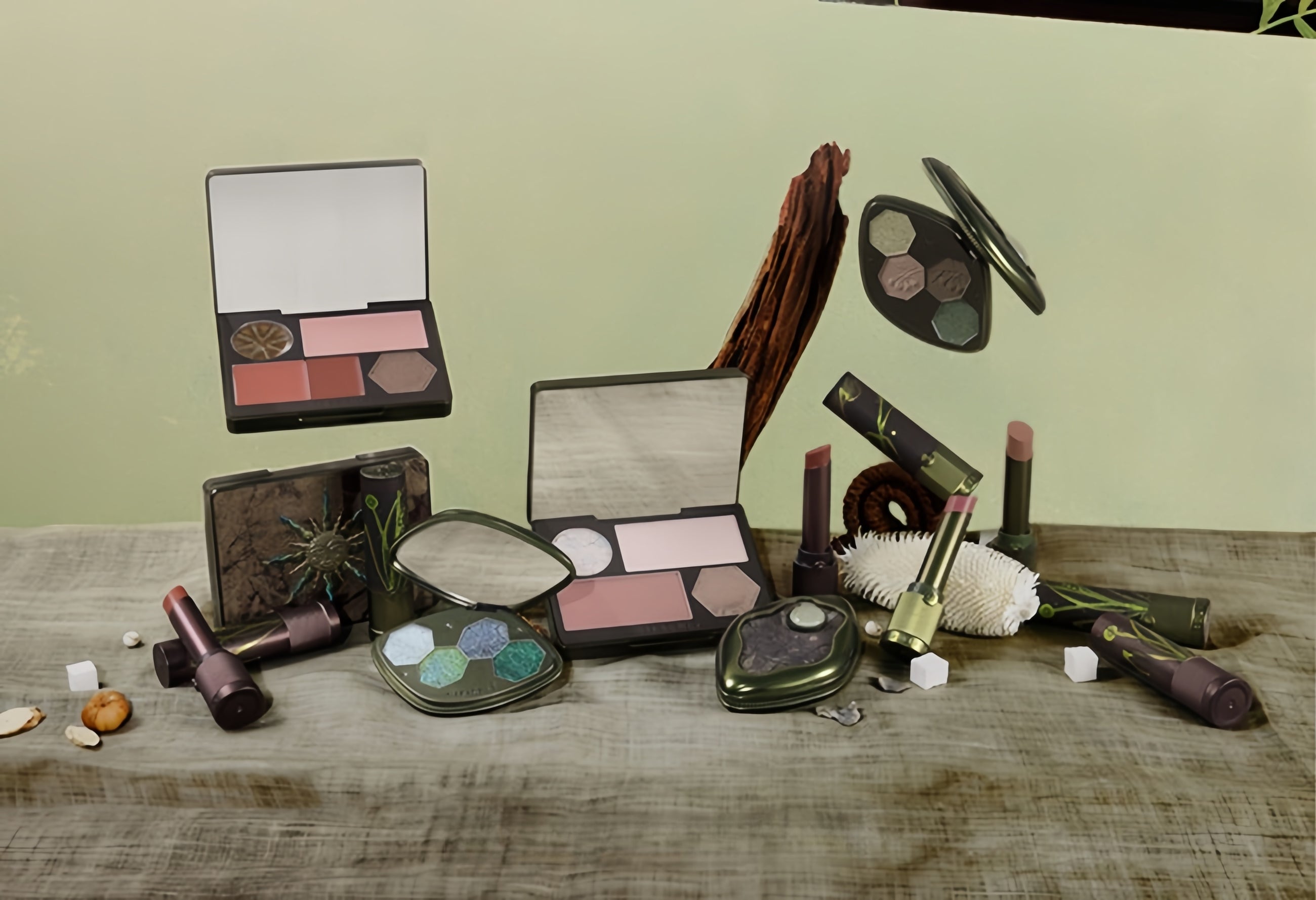 Chic Decent, Makeup Changes.